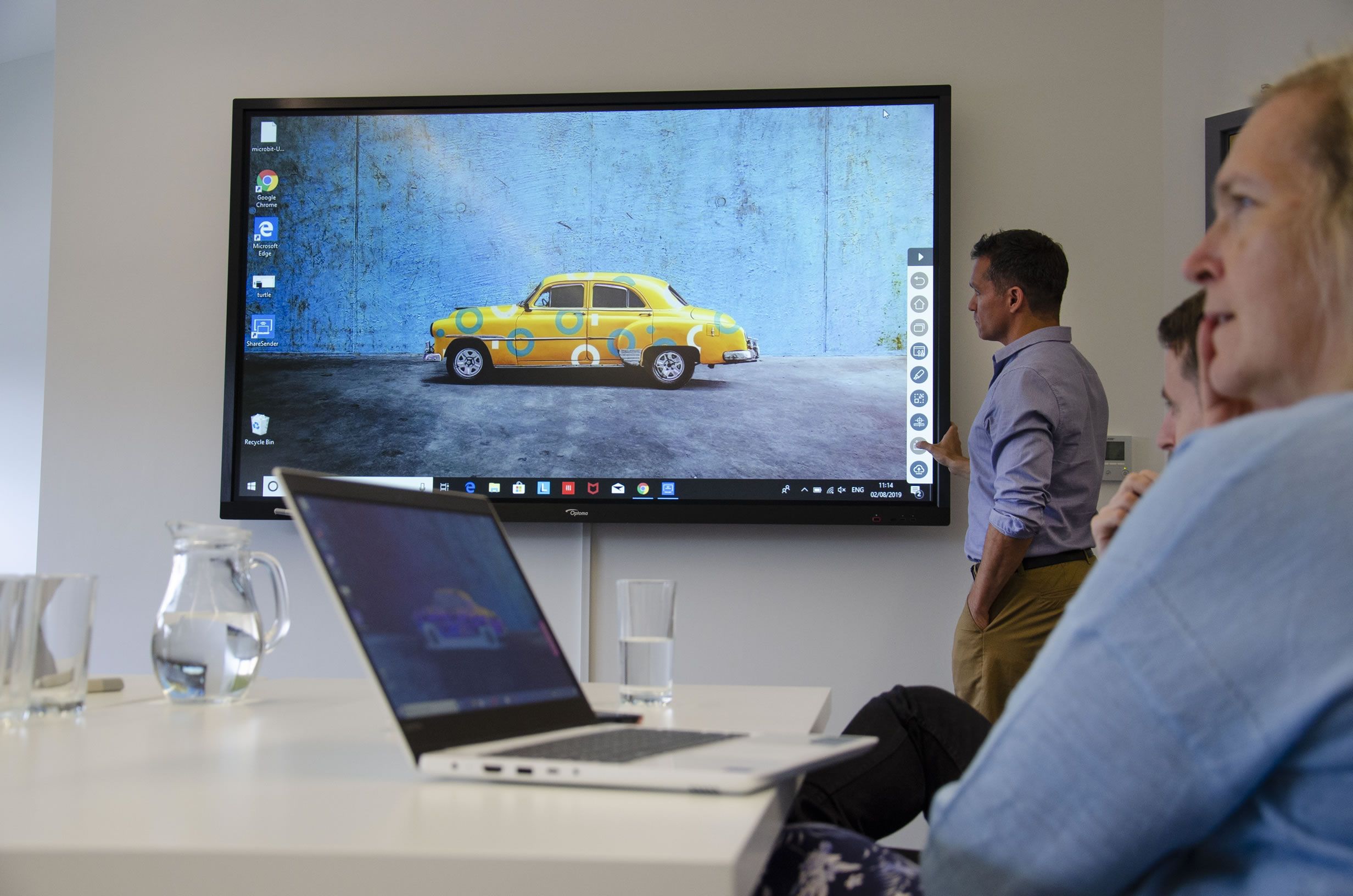 Interactive flat panel displays - Optoma Europe